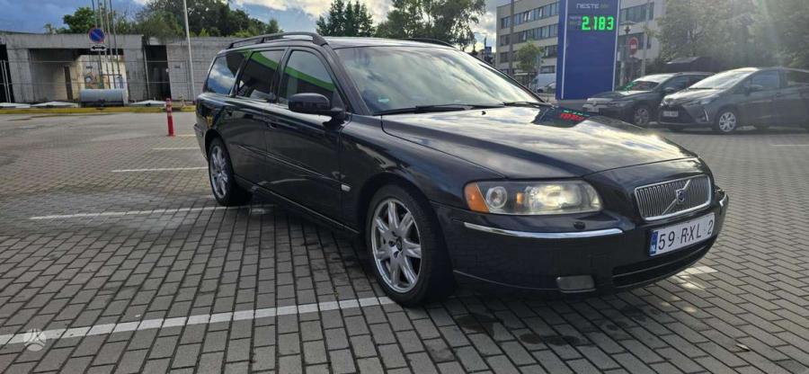 Black Volvo V70 2006 in Vilnius, with an engine capacity of 2.40 L and mileage of 313 thousand km for 2550 €, photo 8 on AUTOMOTO.COM.LV