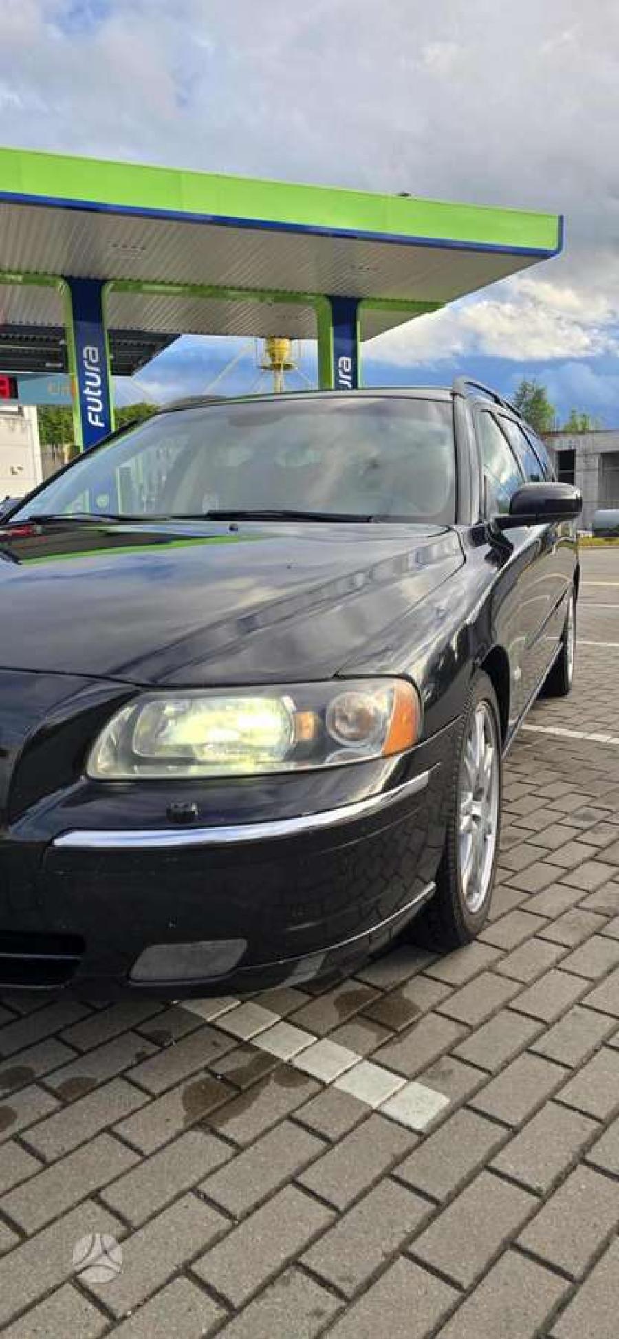 Black Volvo V70 2006 in Vilnius, with an engine capacity of 2.40 L and mileage of 313 thousand km for 2550 €, photo 9 on AUTOMOTO.COM.LV