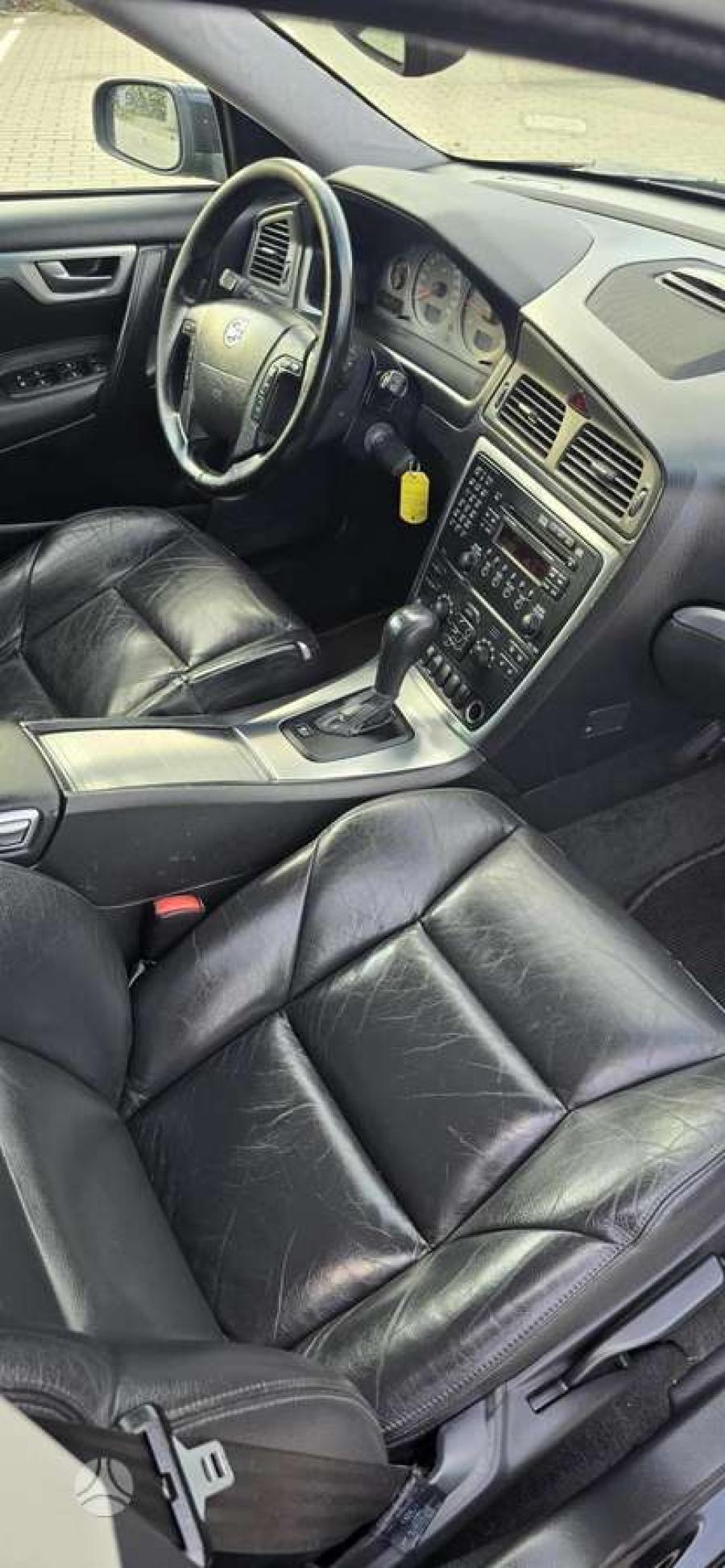 Black Volvo V70 2006 in Vilnius, with an engine capacity of 2.40 L and mileage of 313 thousand km for 2550 €, photo 16 on AUTOMOTO.COM.LV