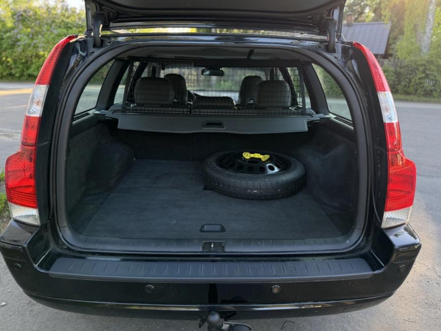 Black Volvo V70 2006 in Riga, with an engine capacity of 2.40 L and mileage of 263 thousand km for 4000 €, photo 7 on AUTOMOTO.COM.LV