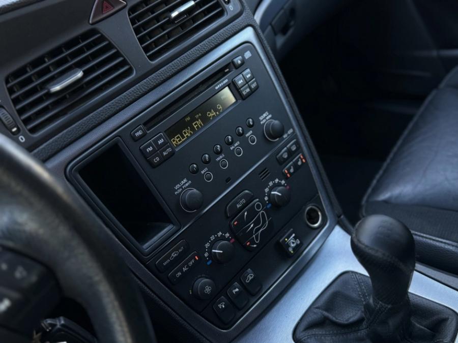 Black Volvo V70 2006 in Riga, with an engine capacity of 2.40 L and mileage of 263 thousand km for 4000 €, photo 12 on AUTOMOTO.COM.LV
