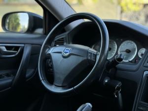 Black Volvo V70 2006 in Riga, with an engine capacity of 2.40 L and mileage of 263 thousand km for 4000 €, photo 14 on AUTOMOTO.COM.LV