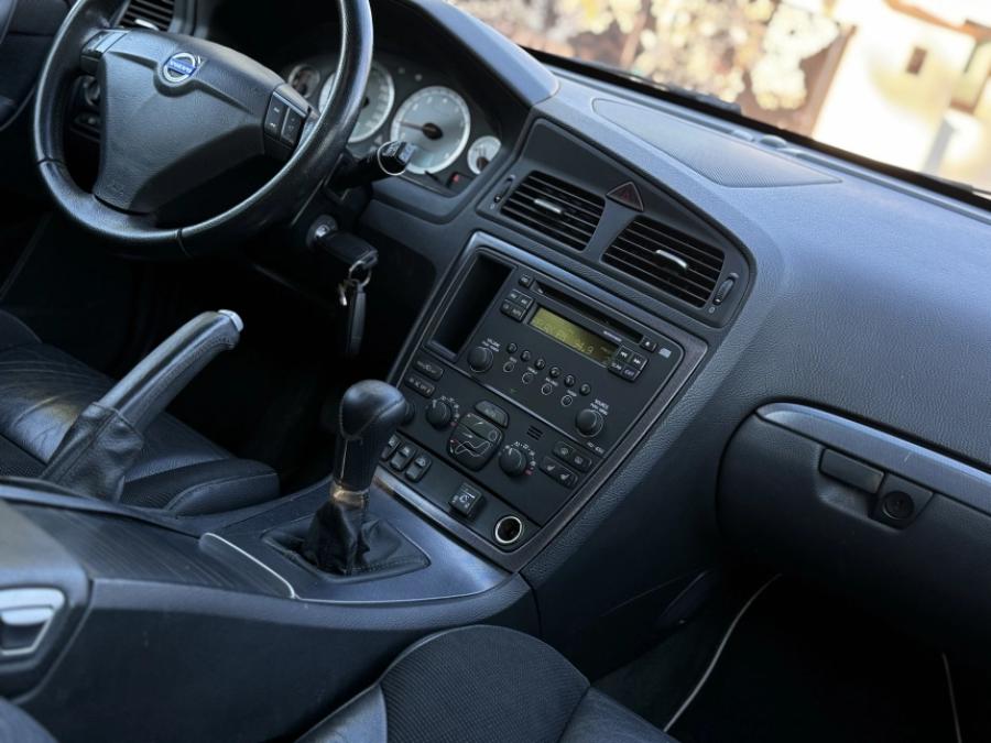 Black Volvo V70 2006 in Riga, with an engine capacity of 2.40 L and mileage of 263 thousand km for 4000 €, photo 15 on AUTOMOTO.COM.LV