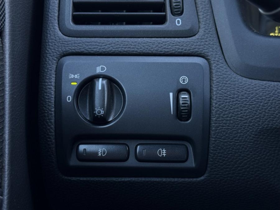 Black Volvo V70 2006 in Riga, with an engine capacity of 2.40 L and mileage of 263 thousand km for 4000 €, photo 17 on AUTOMOTO.COM.LV