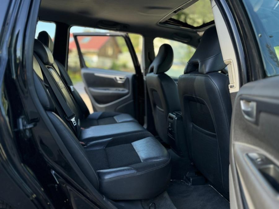 Black Volvo V70 2006 in Riga, with an engine capacity of 2.40 L and mileage of 263 thousand km for 4000 €, photo 26 on AUTOMOTO.COM.LV