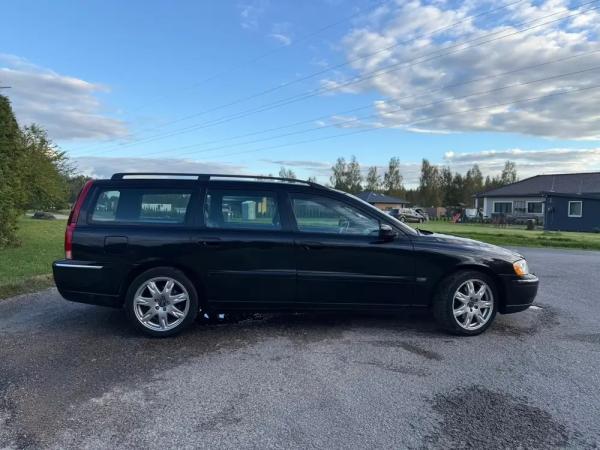 Melns Volvo V70 2006 Rīga, ar dzinēja tilpumu 2.40 L un nobraukumu 328 tūkst. km par 2480 €, foto 4 vietnē AUTOMOTO.COM.LV