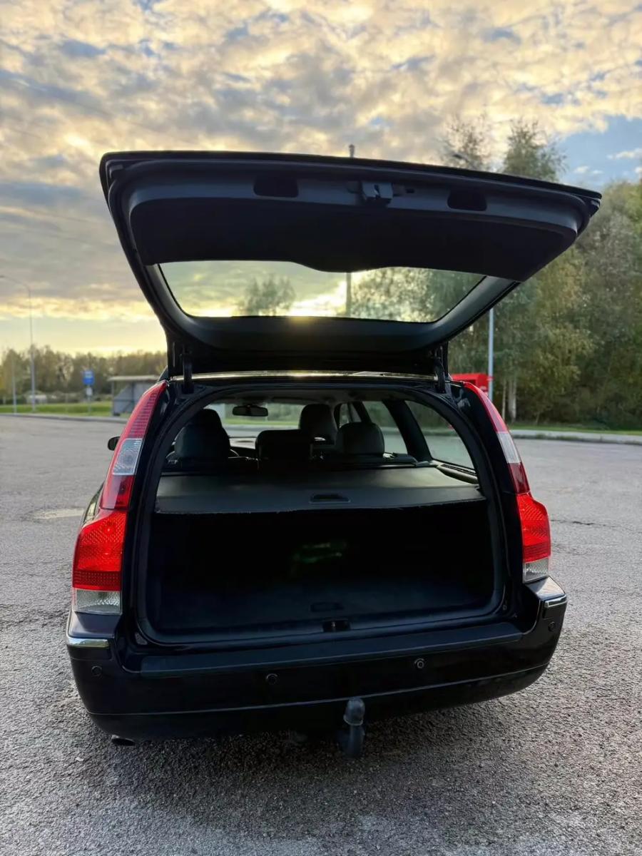 Melns Volvo V70 2006 Rīga, ar dzinēja tilpumu 2.40 L un nobraukumu 328 tūkst. km par 2480 €, foto 8 vietnē AUTOMOTO.COM.LV