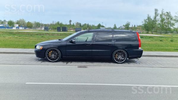Black Volvo V70 2006 in Riga, with an engine capacity of 2.40 L and mileage of 397 thousand km for 3700 €, photo 4 on AUTOMOTO.COM.LV