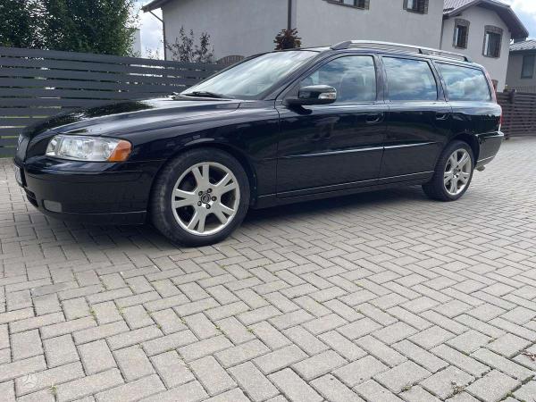 Black Volvo V70 2006 in Vilnius, with an engine capacity of 2.40 L and mileage of 299 thousand km for 2650 €, photo 1 on AUTOMOTO.COM.LV