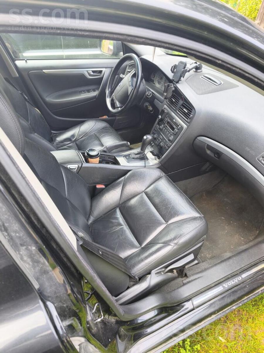 Melns Volvo V70 2006 Valka, ar dzinēja tilpumu 2.40 L un nobraukumu 412 tūkst. km par 1800 €, foto 4 vietnē AUTOMOTO.COM.LV