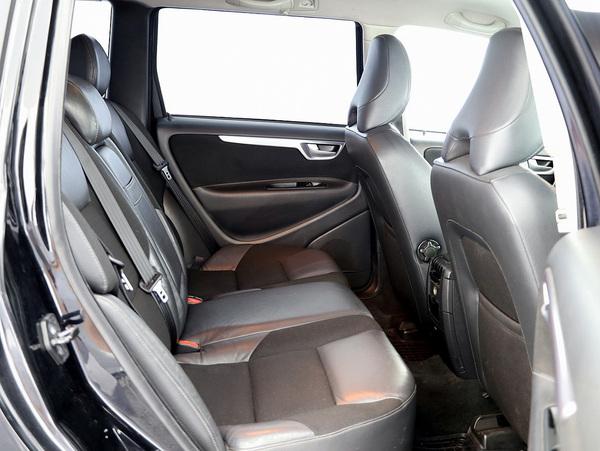 Melns Volvo V70 2006 Tallina, ar dzinēja tilpumu 2.40 L un nobraukumu 329 tūkst. km par 2499 €, foto 7 vietnē AUTOMOTO.COM.LV