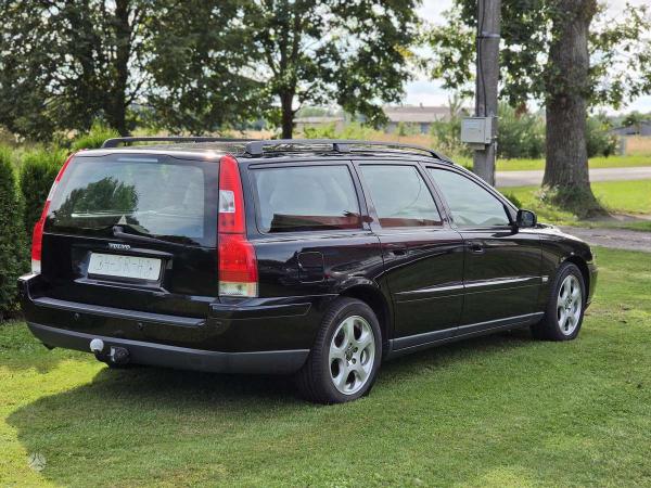 Volvo V70 2006 in Panevezys on AUTOMOTO.COM.LV Black Volvo V70 2006 in Panevezys, with an engine capacity of 2.40 L and mileage of 310 thousand km for 2450 €, photo 10 on AUTOMOTO.COM.LV