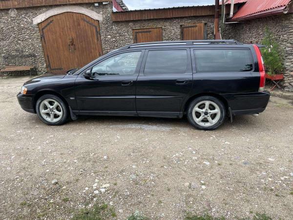 Volvo V70 2006 in Vilnius on AUTOMOTO.COM.LV Black Volvo V70 2006 in Vilnius, with an engine capacity of 2.40 L and mileage of 251 thousand km for 1550 €, photo 3 on AUTOMOTO.COM.LV