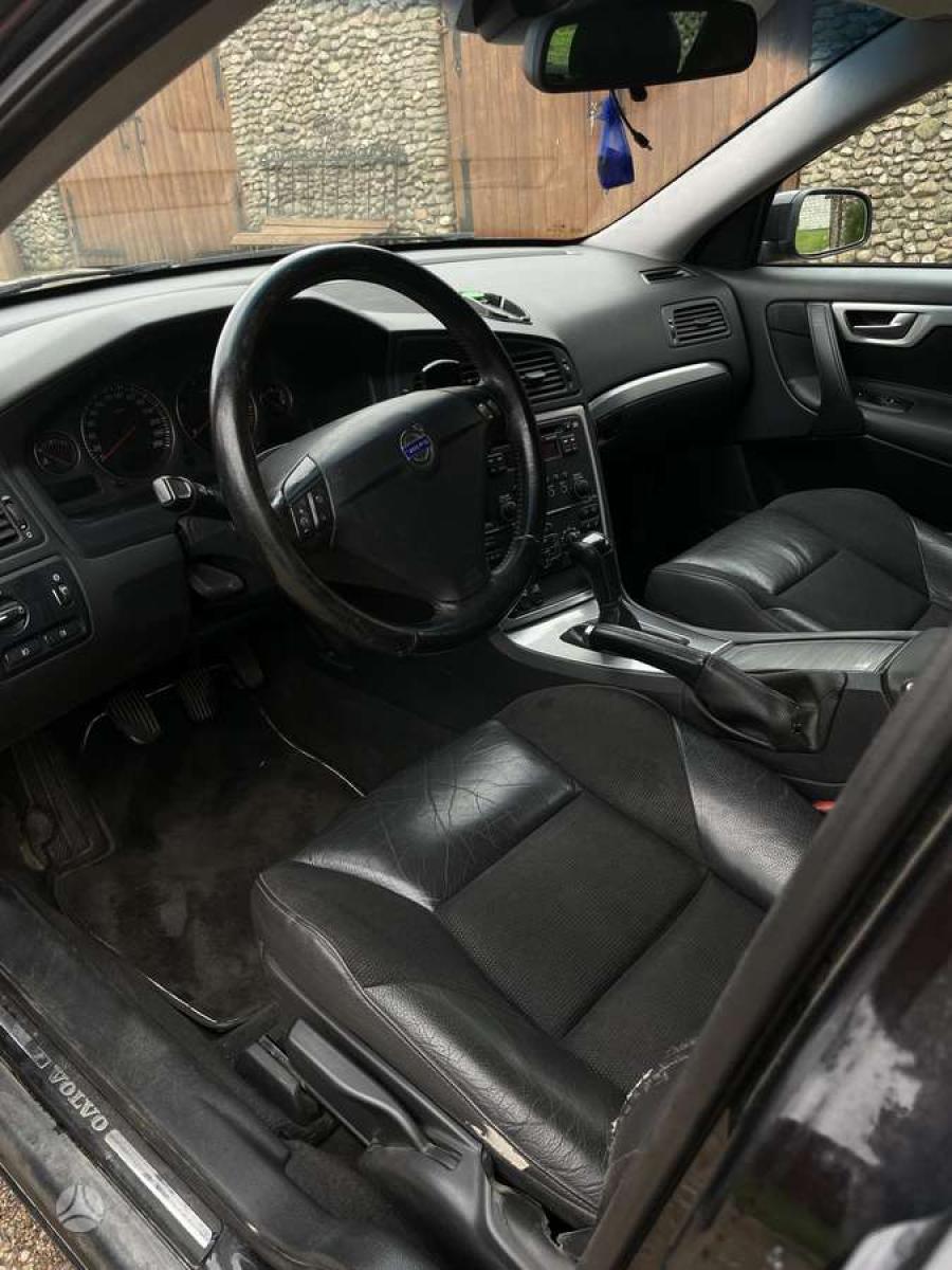Black Volvo V70 2006 in Vilnius, with an engine capacity of 2.40 L and mileage of 251 thousand km for 1550 €, photo 11 on AUTOMOTO.COM.LV