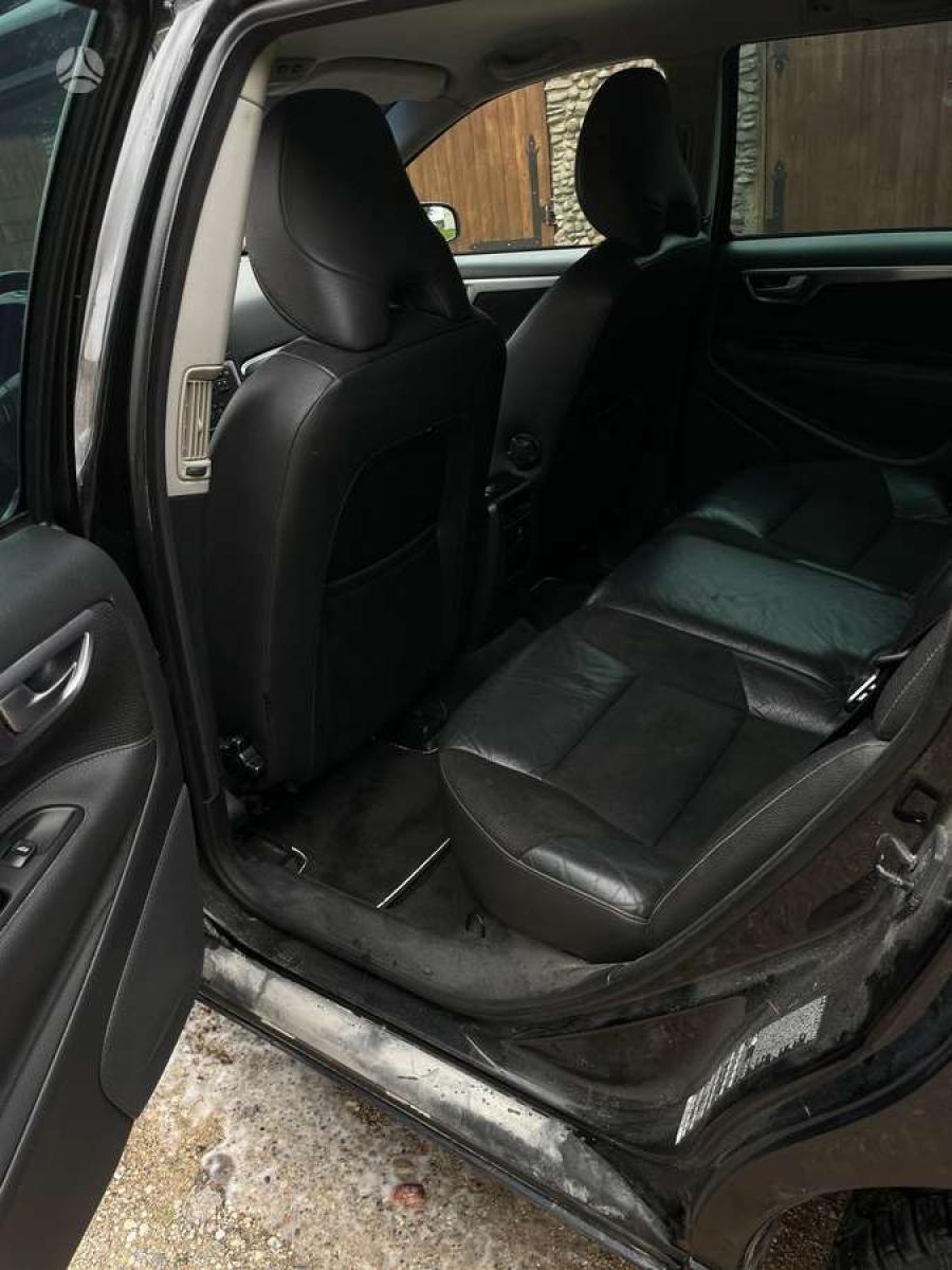 Black Volvo V70 2006 in Vilnius, with an engine capacity of 2.40 L and mileage of 251 thousand km for 1550 €, photo 12 on AUTOMOTO.COM.LV