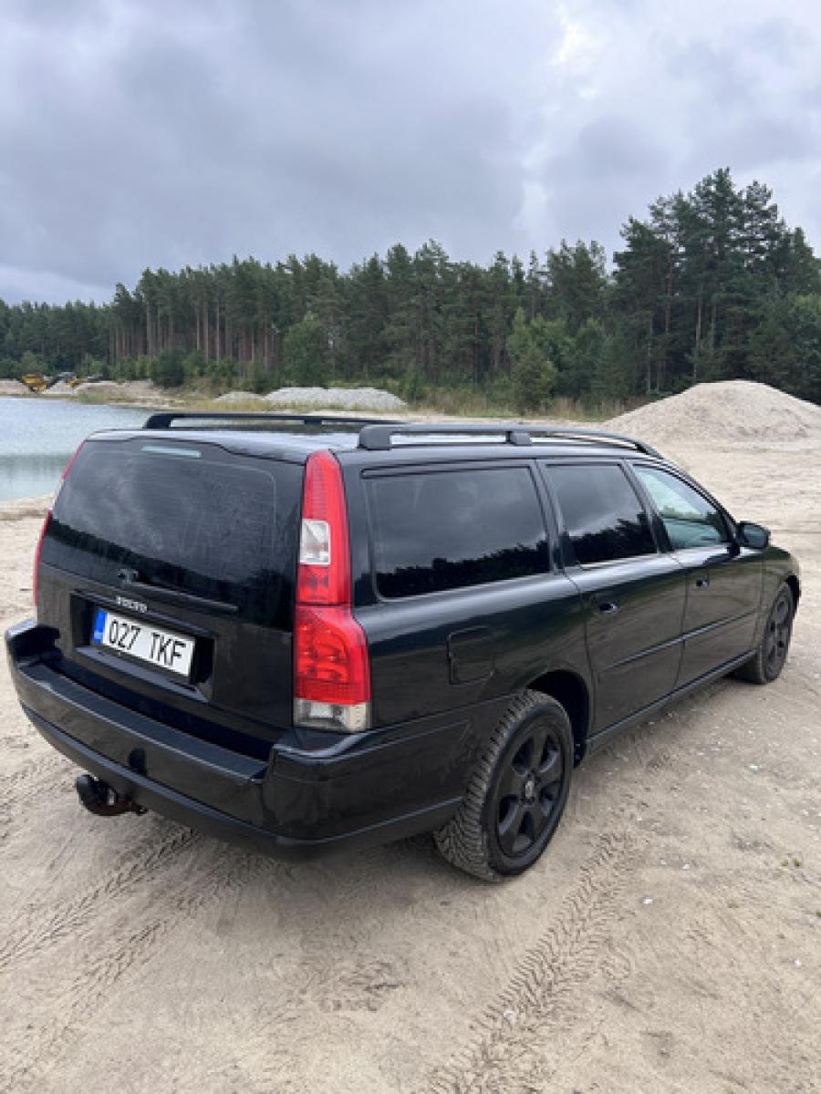 Black Volvo V70 2006 in Haapsalu, with an engine capacity of 2.40 L and mileage of 466 thousand km for 3800 €, photo 7 on AUTOMOTO.COM.LV