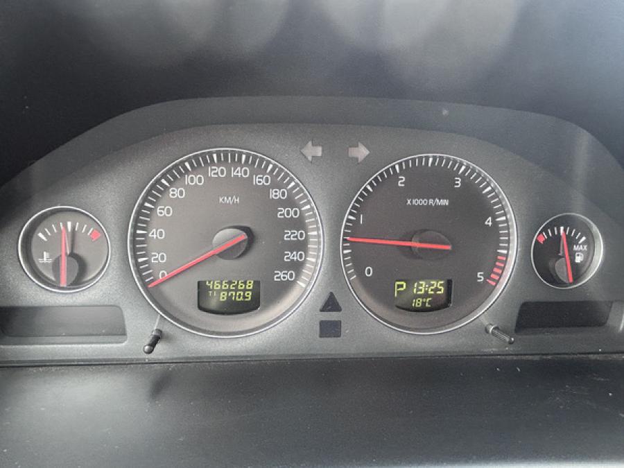 Black Volvo V70 2006 in Haapsalu, with an engine capacity of 2.40 L and mileage of 466 thousand km for 3800 €, photo 14 on AUTOMOTO.COM.LV