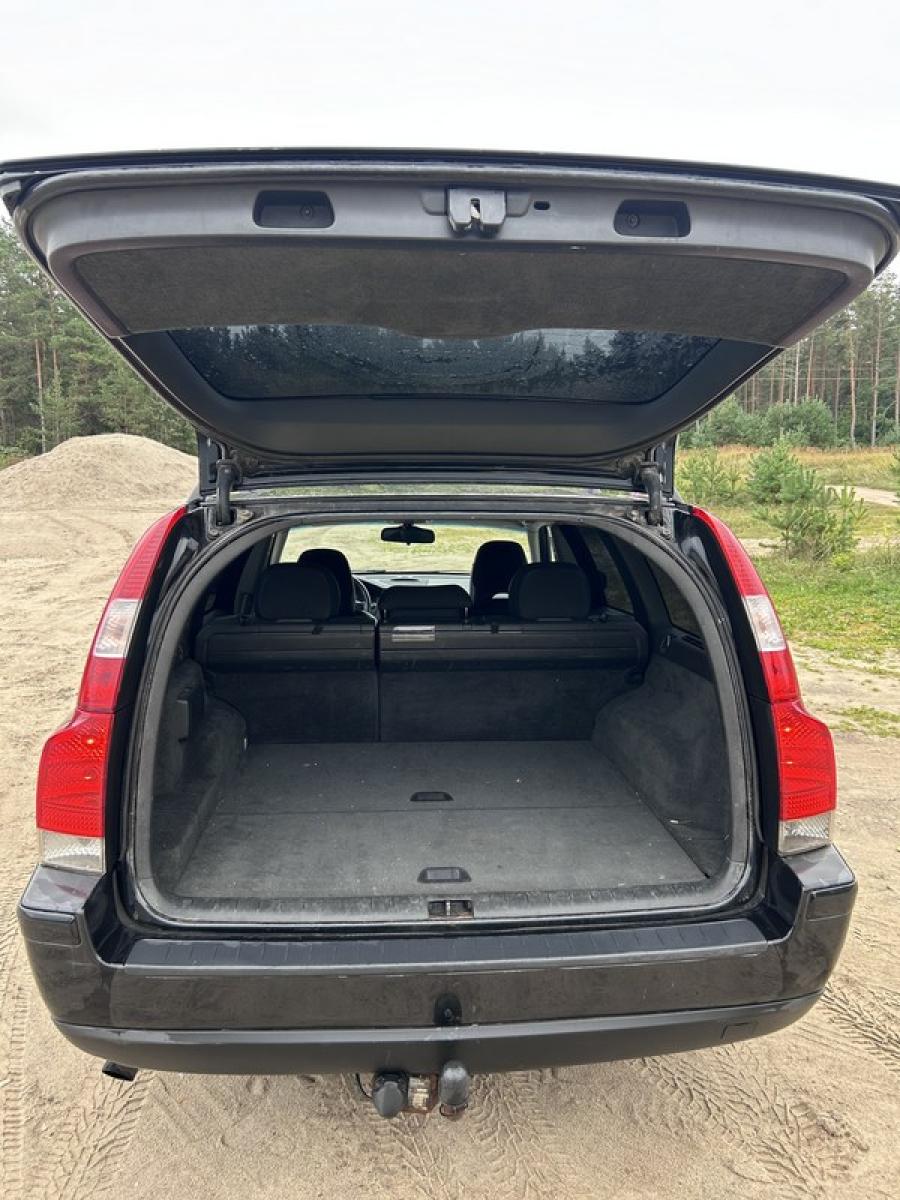 Black Volvo V70 2006 in Haapsalu, with an engine capacity of 2.40 L and mileage of 466 thousand km for 3800 €, photo 24 on AUTOMOTO.COM.LV