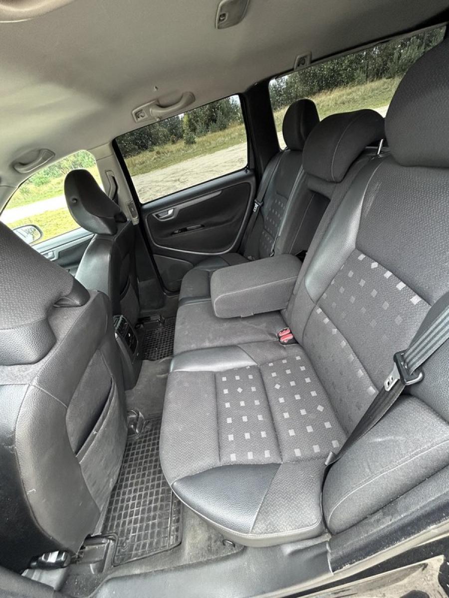 Black Volvo V70 2006 in Haapsalu, with an engine capacity of 2.40 L and mileage of 466 thousand km for 3800 €, photo 25 on AUTOMOTO.COM.LV