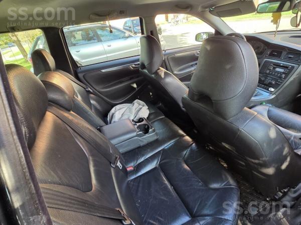 Melns Volvo V70 2006 Ogre, ar dzinēja tilpumu 2.40 L un nobraukumu 390 tūkst. km par 850 €, foto 4 vietnē AUTOMOTO.COM.LV
