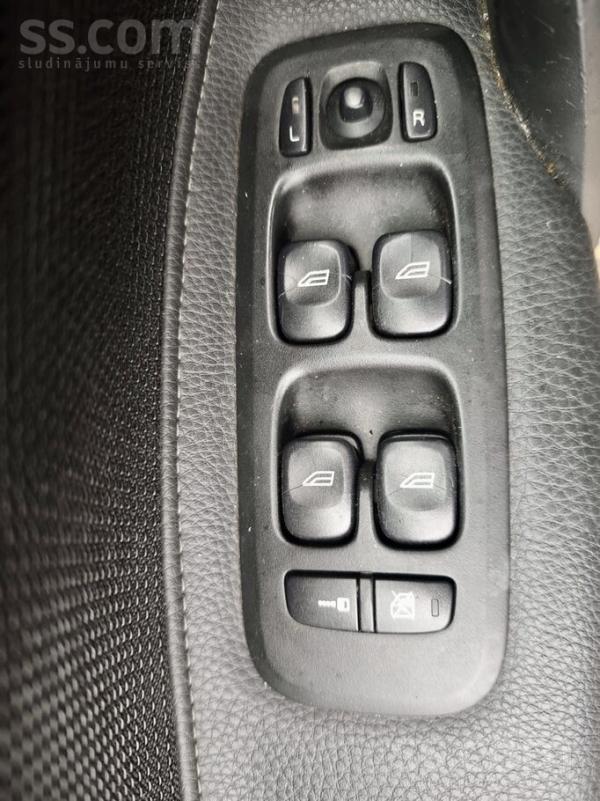 Black Volvo V70 2006 in Riga, with an engine capacity of 2.40 L and mileage of 0 thousand km for 1790 €, photo 8 on AUTOMOTO.COM.LV