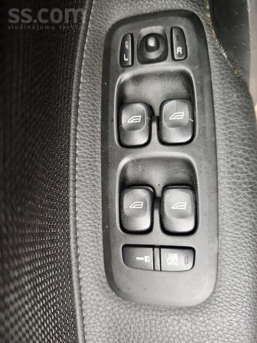 Black Volvo V70 2006 in Riga, with an engine capacity of 2.40 L and mileage of 0 thousand km for 1790 €, photo 8 on AUTOMOTO.COM.LV
