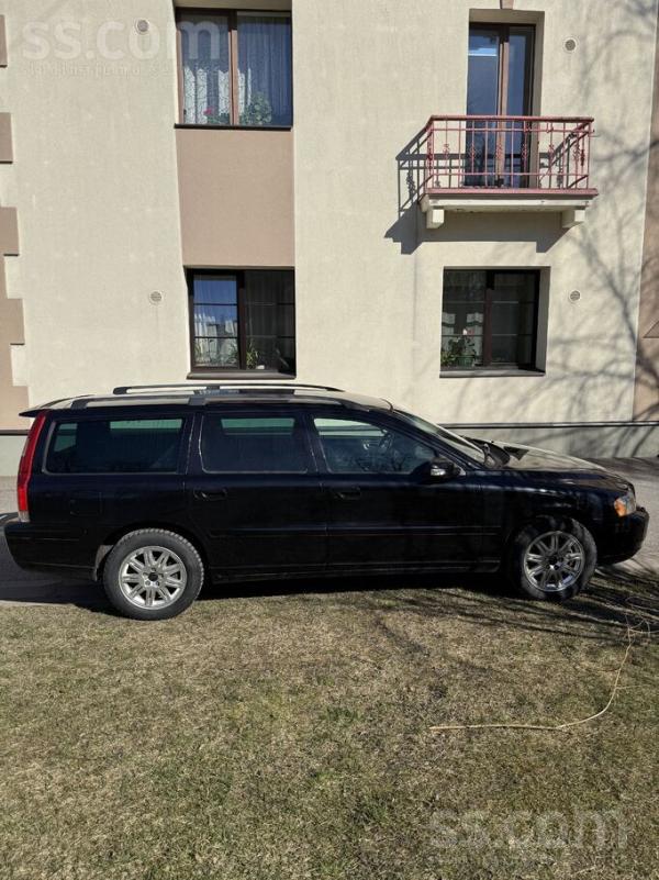 Black Volvo V70 2007 in Riga, with an engine capacity of 2.40 L and mileage of 390 thousand km for 2900 €, photo 6 on AUTOMOTO.COM.LV