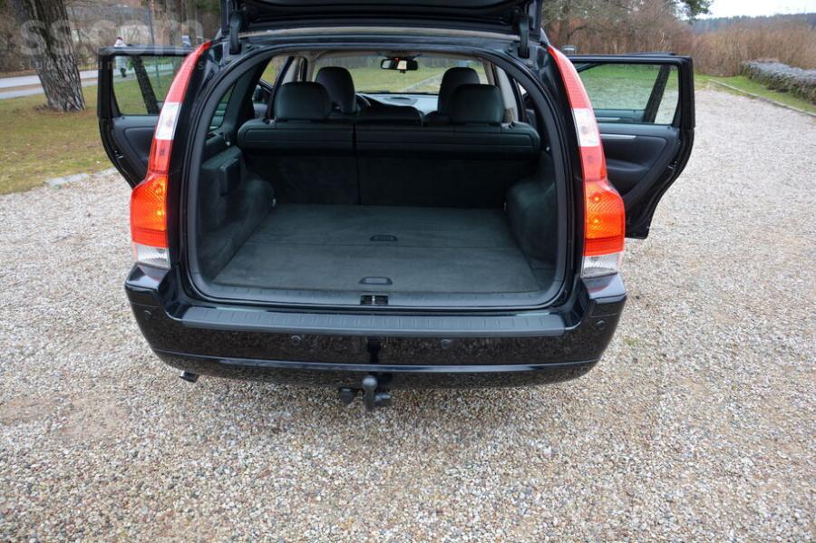 Black Volvo V70 2007 in Riga, with an engine capacity of 2.40 L and mileage of 315 thousand km for 3799 €, photo 8 on AUTOMOTO.COM.LV