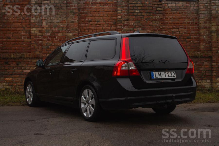 Black Volvo V70 2007 in Jelgava, with an engine capacity of 2.40 L and mileage of 452 thousand km for 3550 €, photo 4 on AUTOMOTO.COM.LV