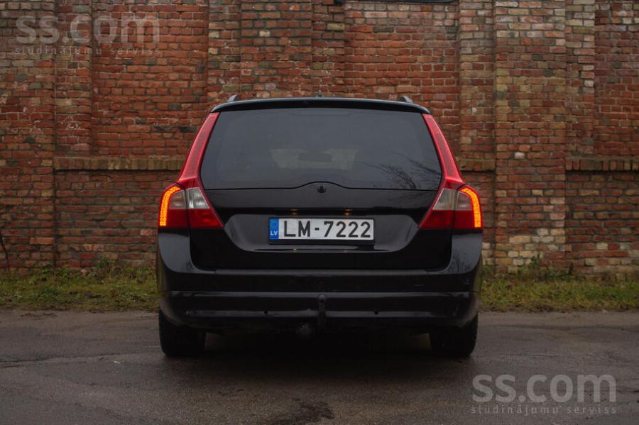Black Volvo V70 2007 in Jelgava, with an engine capacity of 2.40 L and mileage of 452 thousand km for 3550 €, photo 5 on AUTOMOTO.COM.LV