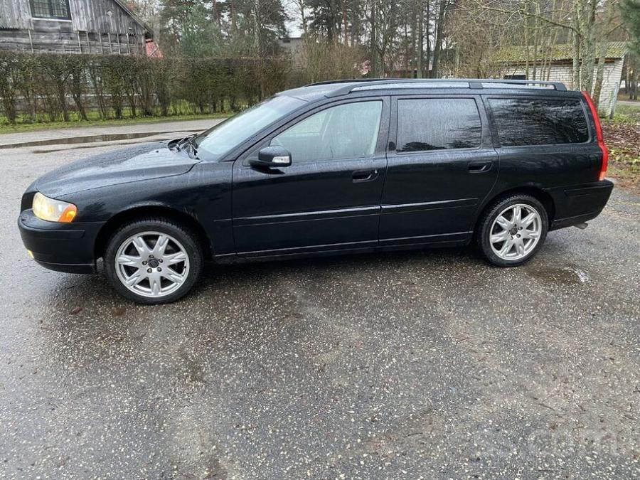 Black Volvo V70 2007 in Riga, with an engine capacity of 2.40 L and mileage of 360 thousand km for 2150 €, photo 3 on AUTOMOTO.COM.LV