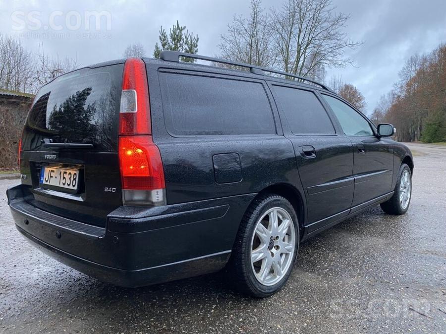Black Volvo V70 2007 in Riga, with an engine capacity of 2.40 L and mileage of 360 thousand km for 2150 €, photo 15 on AUTOMOTO.COM.LV