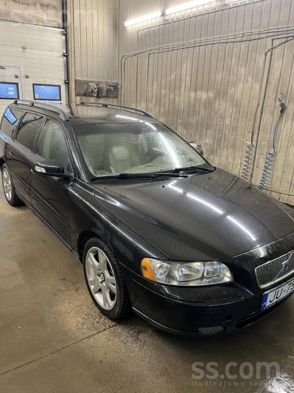 Black Volvo V70 2007 in Riga, with an engine capacity of 2.40 L and mileage of 363 thousand km for 2750 €, photo 2 on AUTOMOTO.COM.LV