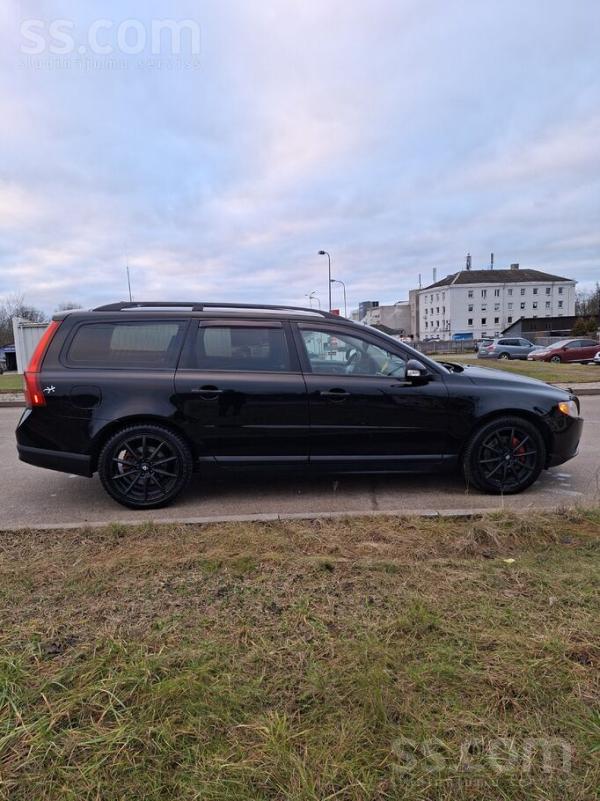 Black Volvo V70 2007 in Rezekne, with an engine capacity of 2.40 L and mileage of 358 thousand km for 4300 €, photo 7 on AUTOMOTO.COM.LV