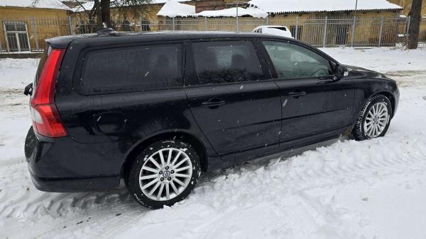 Black Volvo V70 2007 in Vilnius, with an engine capacity of 2.40 L and mileage of 336 thousand km for 3549 €, photo 8 on AUTOMOTO.COM.LV