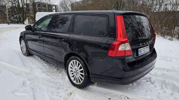 Black Volvo V70 2007 in Vilnius, with an engine capacity of 2.40 L and mileage of 336 thousand km for 3549 €, photo 10 on AUTOMOTO.COM.LV
