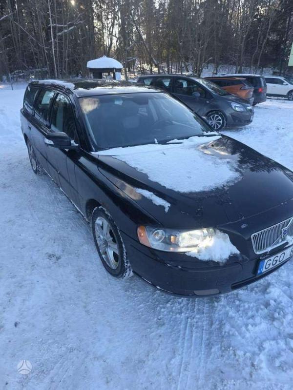 Black Volvo V70 2007 in Siauliai, with an engine capacity of 2.40 L and mileage of 352 thousand km for 2000 €, photo 1 on AUTOMOTO.COM.LV
