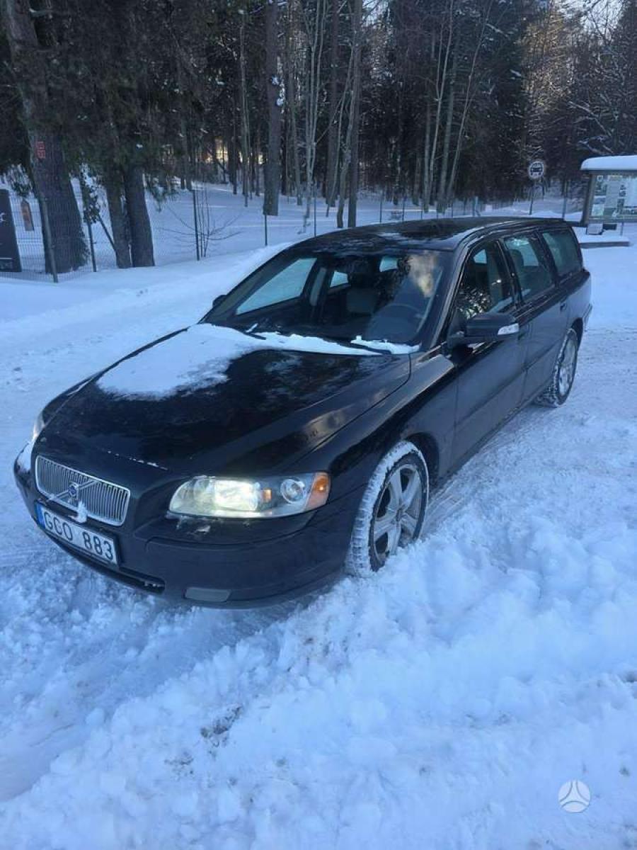 Black Volvo V70 2007 in Siauliai, with an engine capacity of 2.40 L and mileage of 352 thousand km for 2000 €, photo 4 on AUTOMOTO.COM.LV