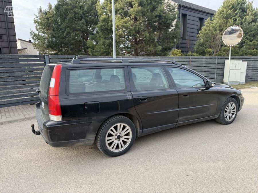 Black Volvo V70 2007 in Vilnius, with an engine capacity of 2.40 L and mileage of 330 thousand km for 1990 €, photo 3 on AUTOMOTO.COM.LV