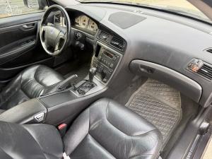 Black Volvo V70 2007 in Vilnius, with an engine capacity of 2.40 L and mileage of 330 thousand km for 1990 €, photo 5 on AUTOMOTO.COM.LV