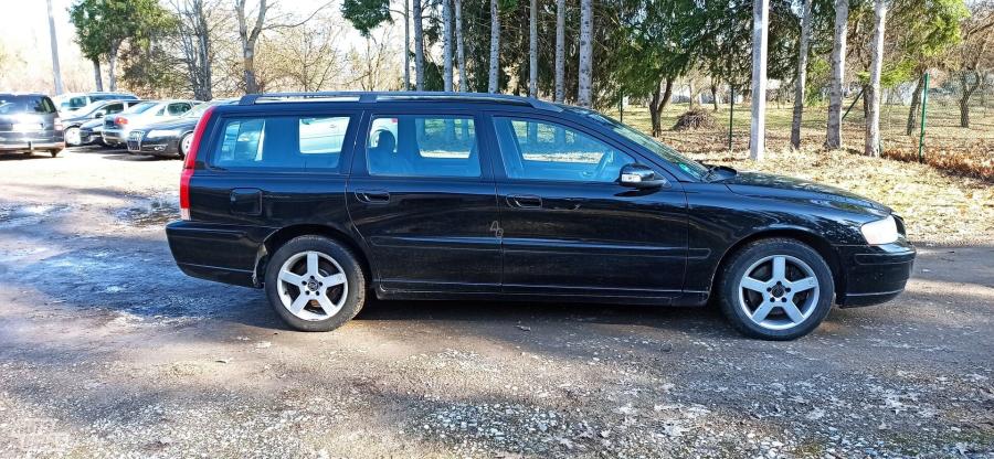 Black Volvo V70 2007 in Sirvintos, with an engine capacity of 2.40 L and mileage of 265 thousand km for 2649 €, photo 6 on AUTOMOTO.COM.LV