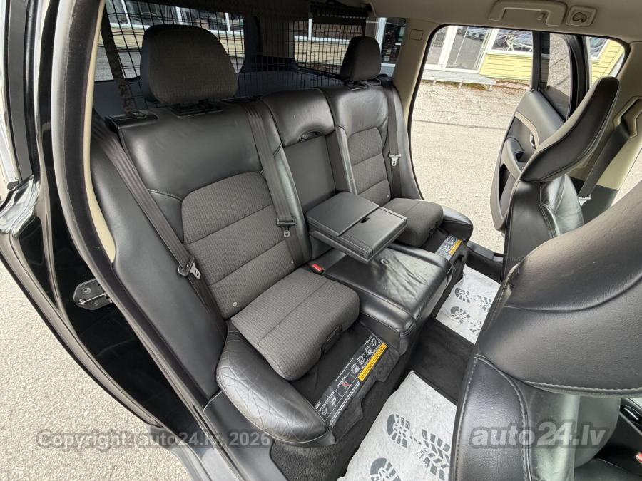 Black Volvo V70 2007 in Tartu, with an engine capacity of 2.40 L and mileage of 282 thousand km for 3799 €, photo 13 on AUTOMOTO.COM.LV