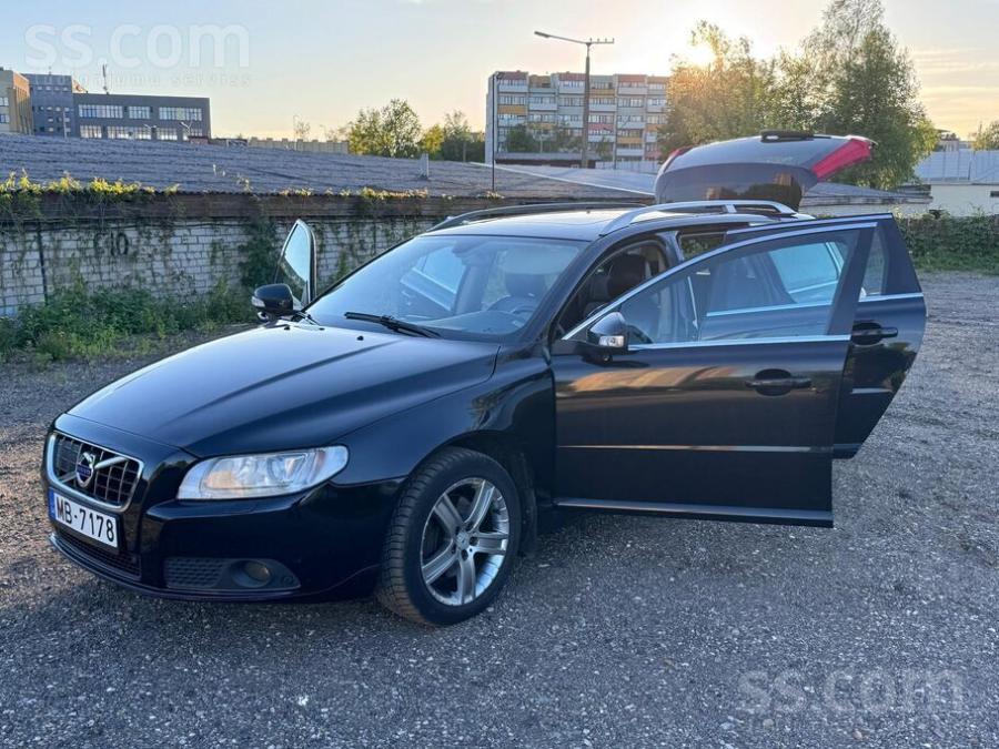 Black Volvo V70 2007 in Riga, with an engine capacity of 2.40 L and mileage of 383 thousand km for 3700 €, photo 6 on AUTOMOTO.COM.LV