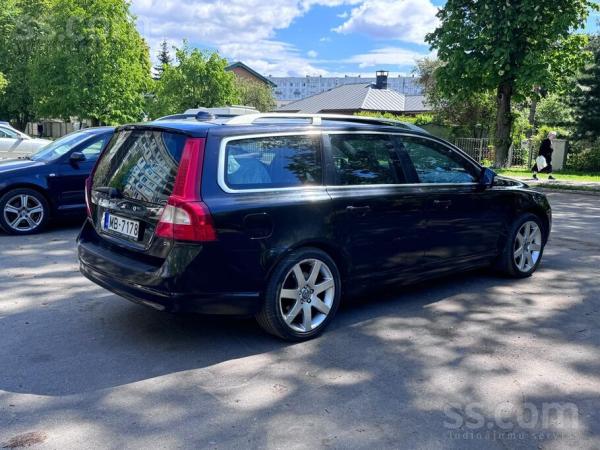 Black Volvo V70 2007 in Riga, with an engine capacity of 2.40 L and mileage of 383 thousand km for 3700 €, photo 3 on AUTOMOTO.COM.LV