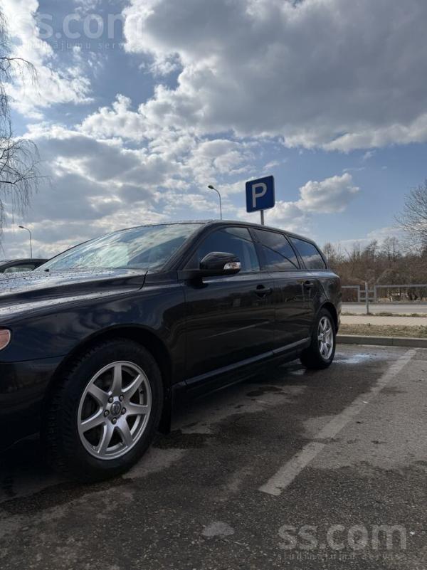 Black Volvo V70 2007 in Daugavpils, with an engine capacity of 2.40 L and mileage of 292 thousand km for 3800 €, photo 3 on AUTOMOTO.COM.LV