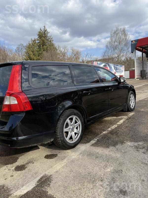 Black Volvo V70 2007 in Daugavpils, with an engine capacity of 2.40 L and mileage of 292 thousand km for 3800 €, photo 5 on AUTOMOTO.COM.LV