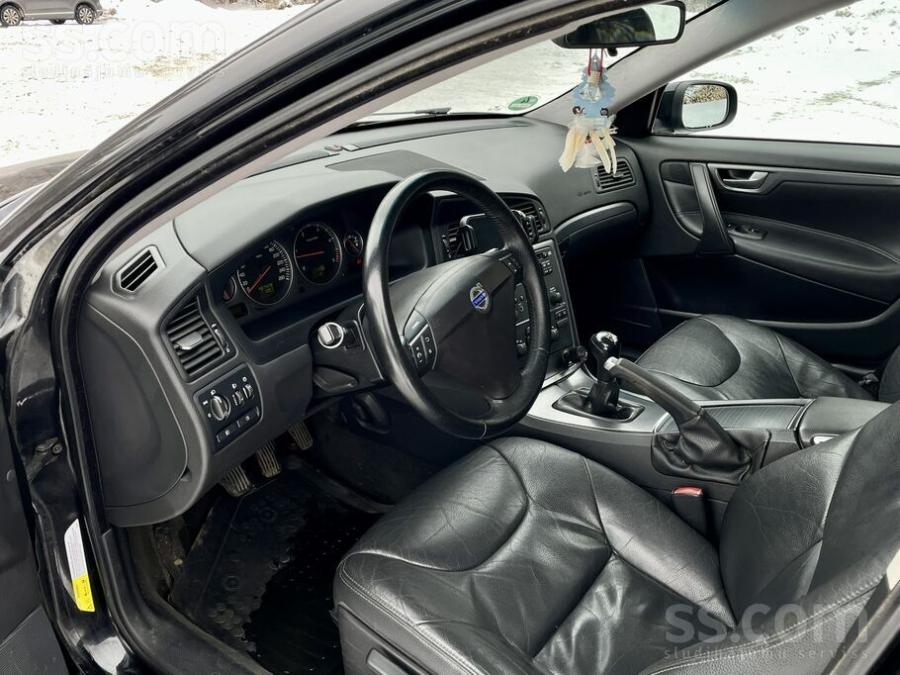 Black Volvo V70 2007 in Riga, with an engine capacity of 2.40 L and mileage of 467 thousand km for 2700 €, photo 11 on AUTOMOTO.COM.LV