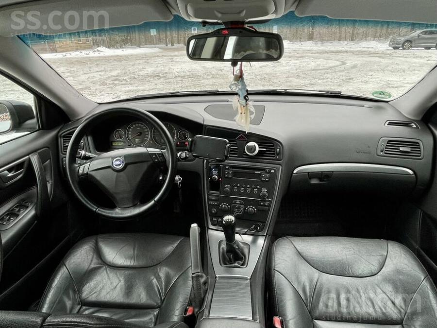 Black Volvo V70 2007 in Riga, with an engine capacity of 2.40 L and mileage of 467 thousand km for 2700 €, photo 13 on AUTOMOTO.COM.LV