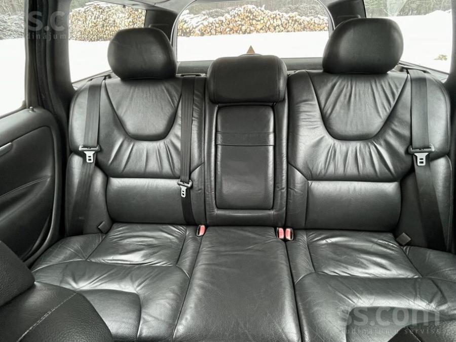 Black Volvo V70 2007 in Riga, with an engine capacity of 2.40 L and mileage of 467 thousand km for 2700 €, photo 16 on AUTOMOTO.COM.LV