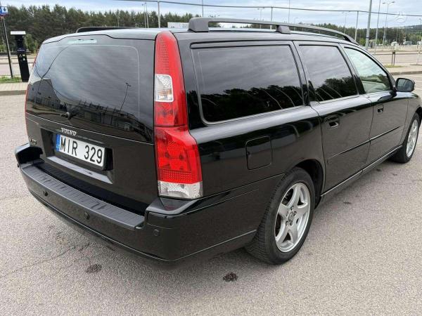 Black Volvo V70 2007 in Vilnius, with an engine capacity of 2.40 L and mileage of 550 thousand km for 1499 €, photo 3 on AUTOMOTO.COM.LV